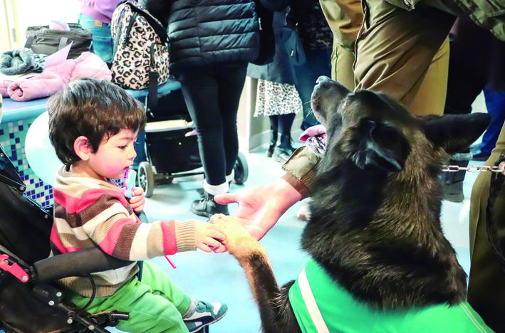 Carabineros y “Felicia” visitaron a niños en Hospital Dr. Franco Ravera