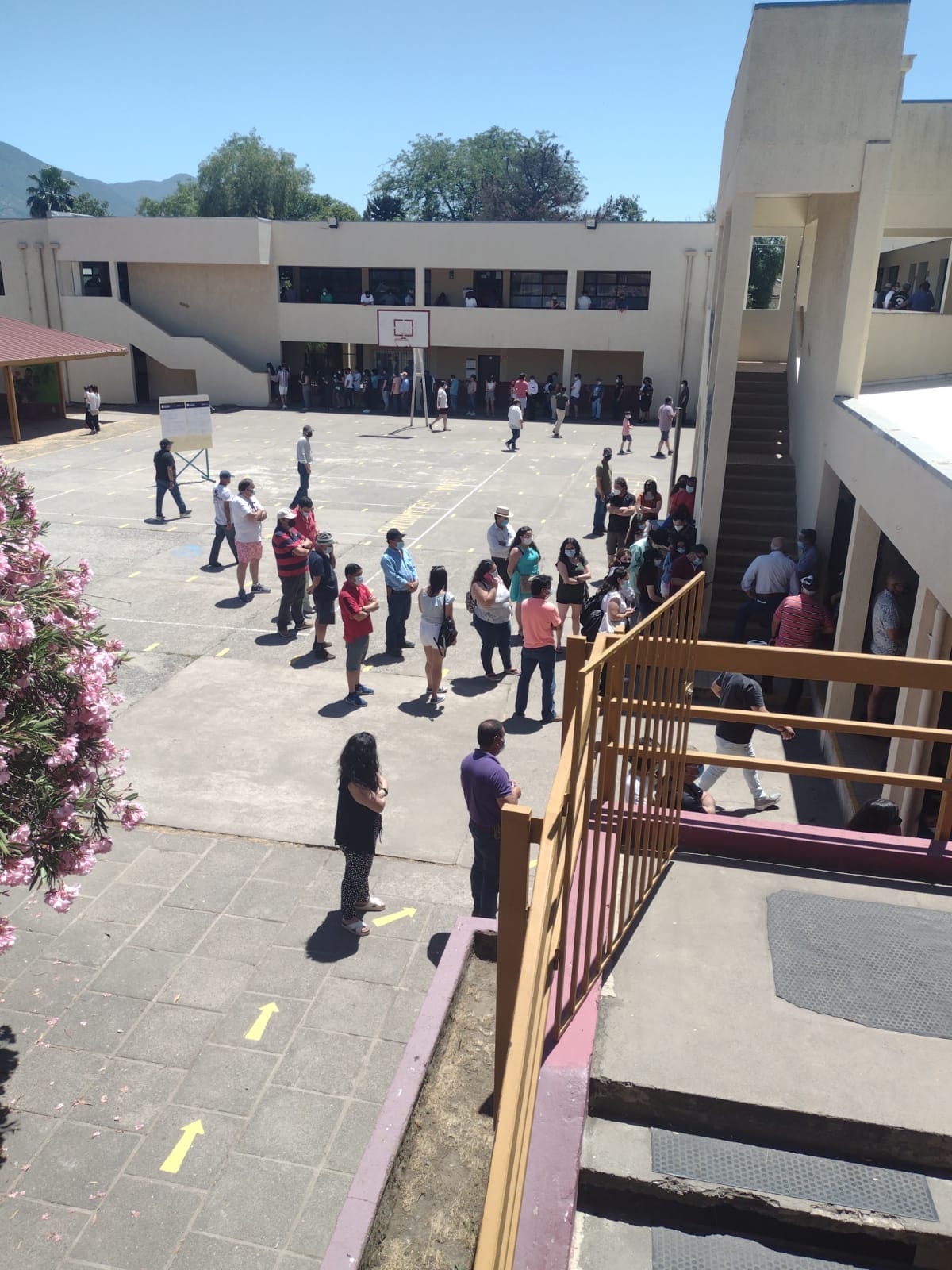 Masiva participación ciudadana y largas filas para ejercer deber cívico