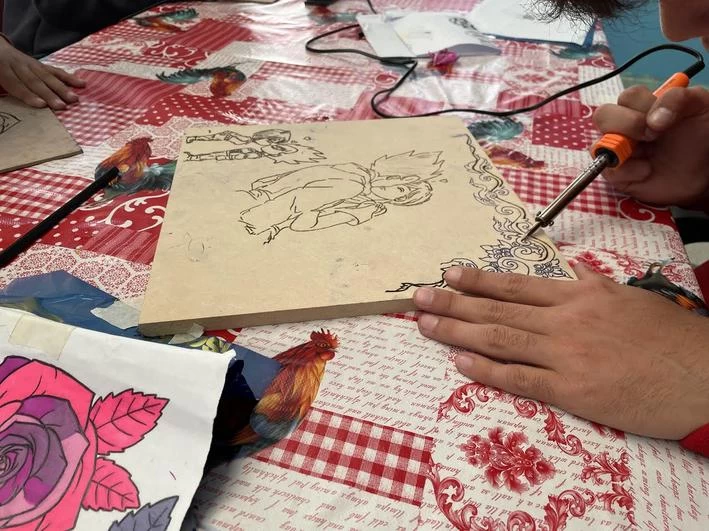 Jóvenes aprenden técnica de pirografía en Centro de Justicia Juvenil