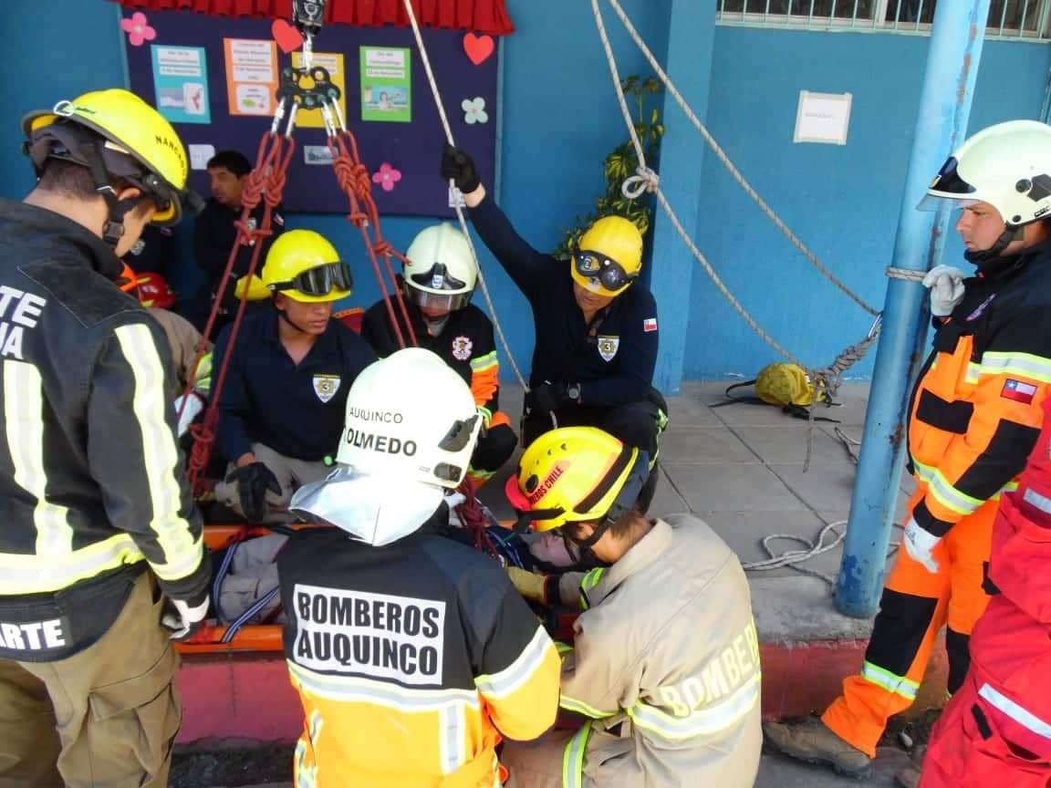 Bomberos desarrollan práctica de rescate con cuerda