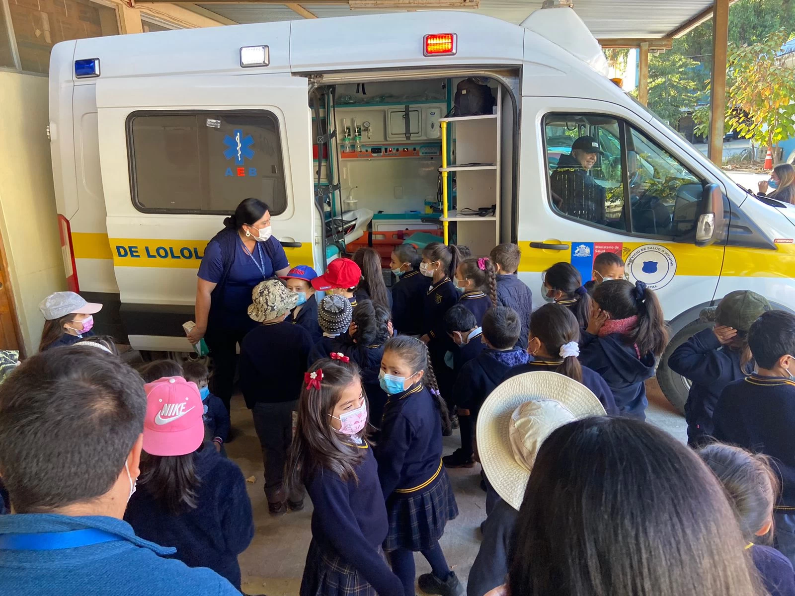 Alumnos de escuela Galvarino Valenzuela visitaron Hospital de Lolol